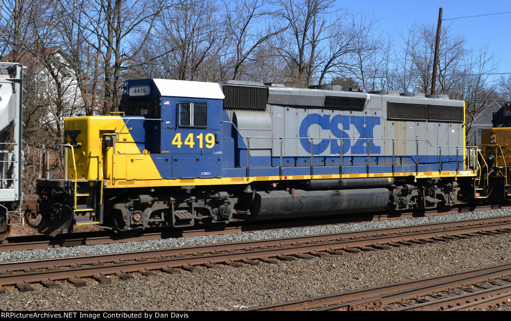 CSX GP40-2 4419 trails on Q418-09